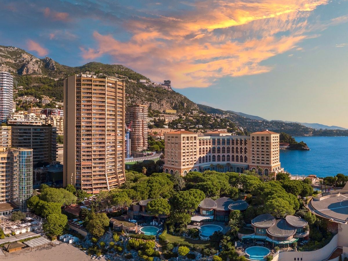 Vista aérea dos hotéis Le Meridien e Monte-Carlo Bay Hotel & Resort ...