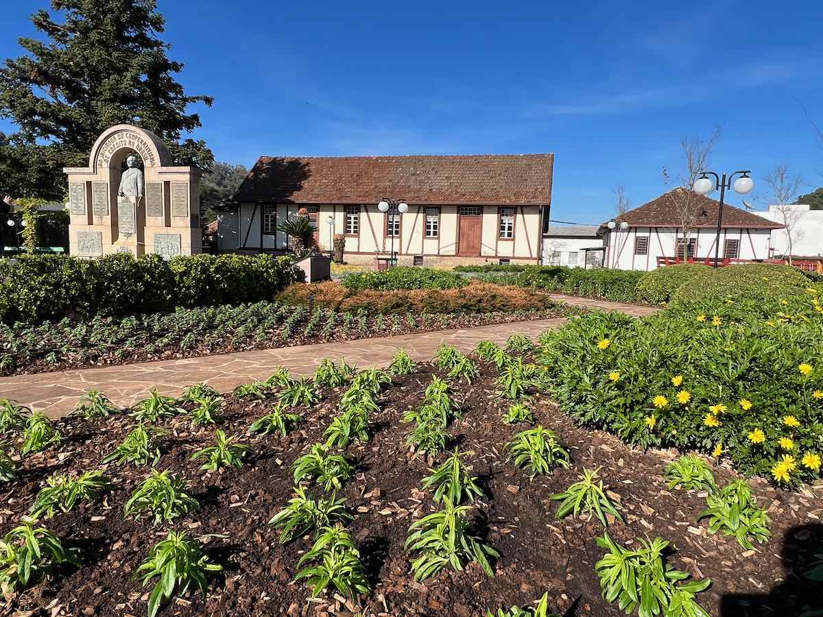 cenario-praca-theodor-amstad-Roteiro-Cooperativismo-1 - TravelTerapia