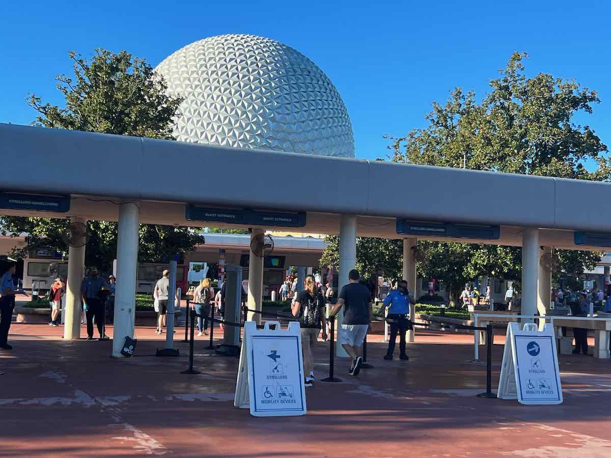 Entrada-em-Epcot-com-indicacao-de-acessibilidade - TravelTerapia