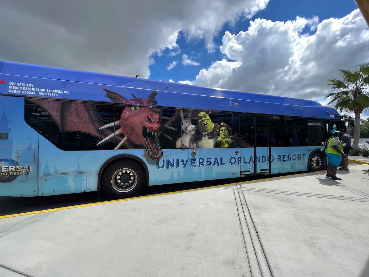 Onibus-da-Universal-com-acessibilidade - TravelTerapia